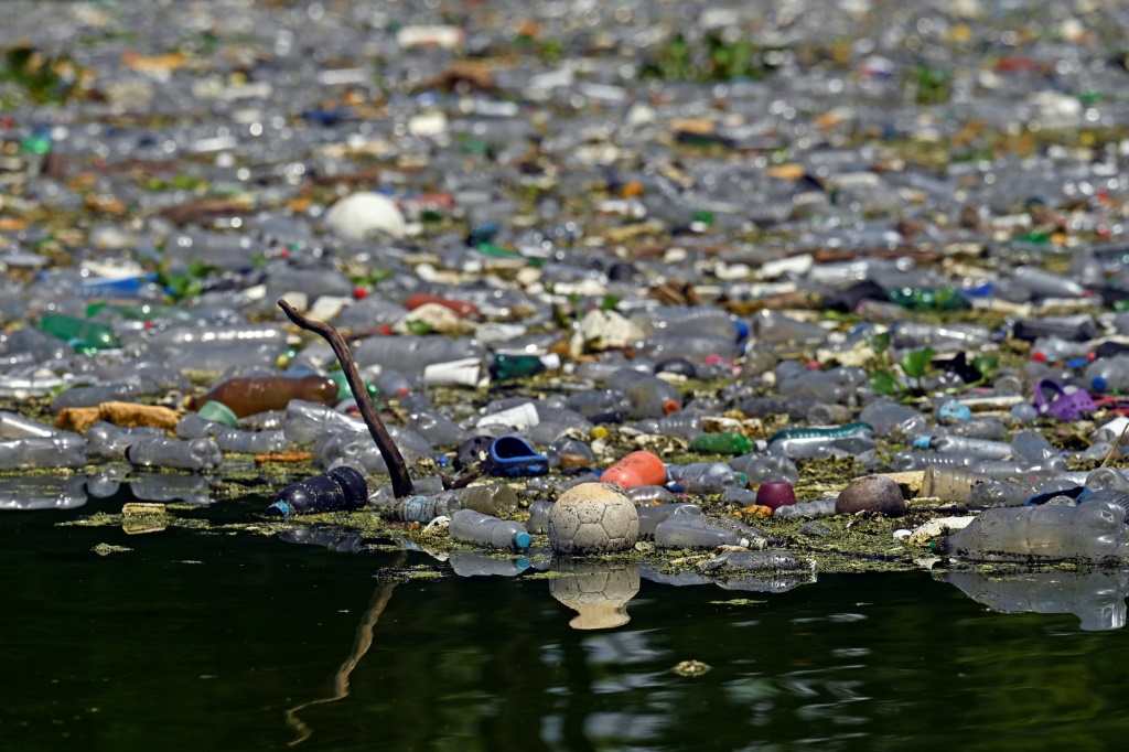 Plastic waste covers Central American rivers, lakes and beaches ...