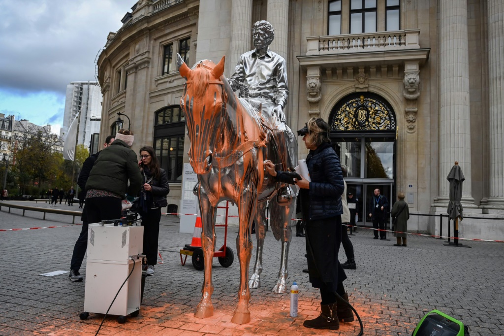 Climate activists pour paint on Charles Ray sculpture in Paris ...
